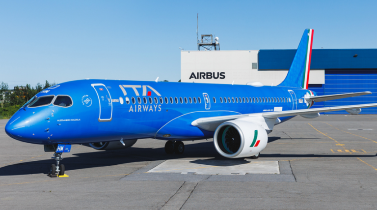 ITA Airways riceve il primo Airbus A220 blu | Volo in tempo reale